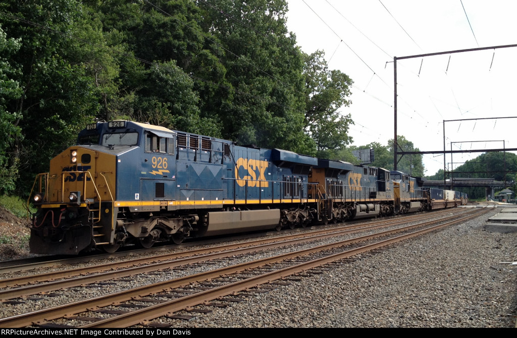 CSX ES44AH 926 leads Q034-01
